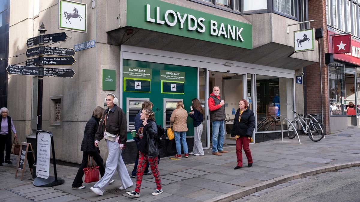 "71 High Street Bank Branches to Close Due to Rise in Online Banking ...
